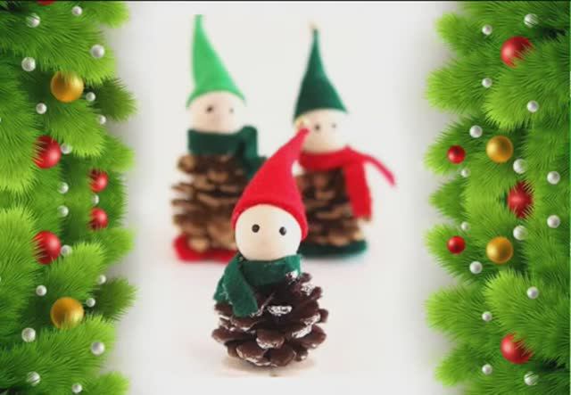 Новогодний гномик из фетра и шишки
