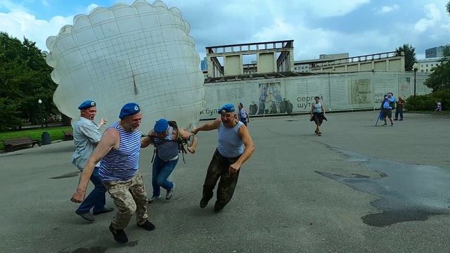 Зовут гвардейцами крылатыми и не напрасно так зовут. 95 лет ВДВ России