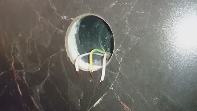 Монтаж фартука на кухне Рабочие будни сборщика мебели Как вырезать отверстия под розетки  ?