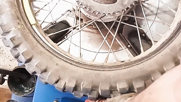 Шиномонтаж эндуро и ремонт камеры.