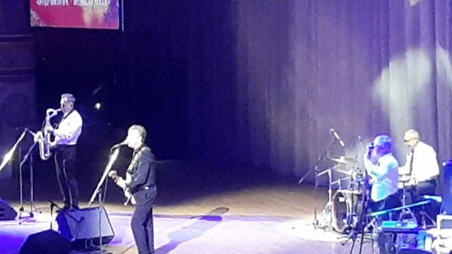 Валерий Сюткин "Любите девушки..."