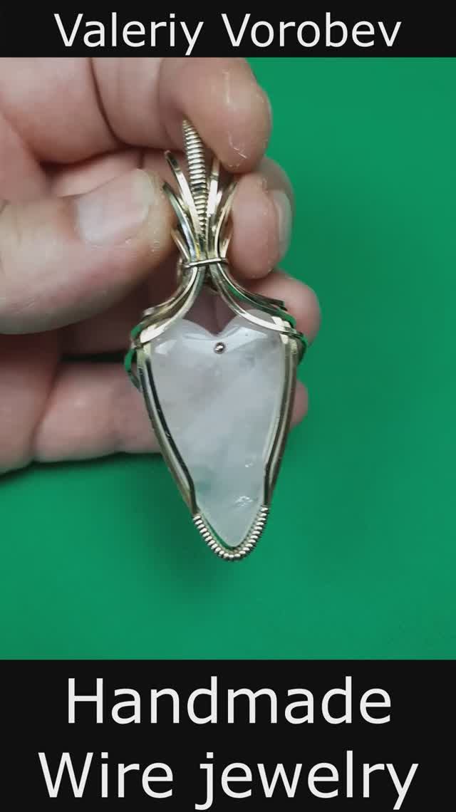 Кулон ручной работы из проволоки латунь и камня розовый кварц. Автор: Валерий Воробьев.
