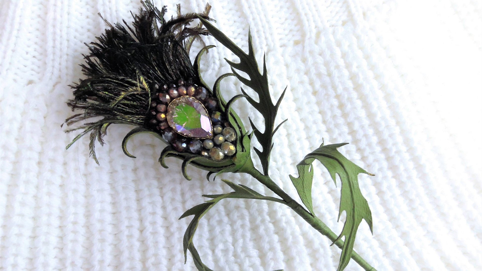 Кожаная брошь-цветок (на видео) с перьями павлина вышивкой бисером кристаллом (2126)