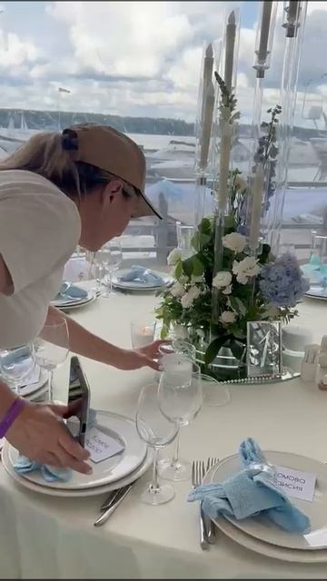 Свадьба с бусами и живой флористикой