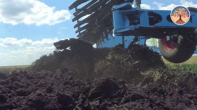 Гибридный трактор Zoomlion DV3354 работает с плугом Lemken Diamand 16.