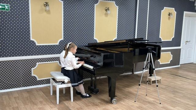 3. Э. Градески - «Мороженое». Исполняют Каджоян Эва и Герасимова Маргарита.