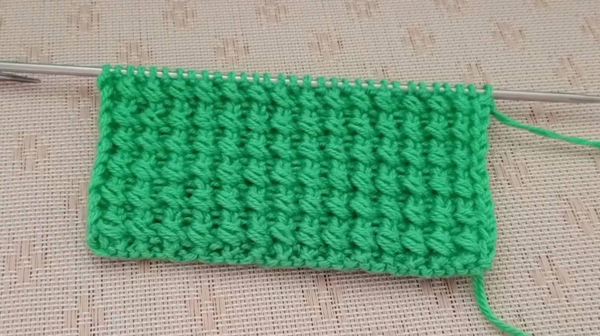 Плотный, лёгкий, рельефный узор спицами.