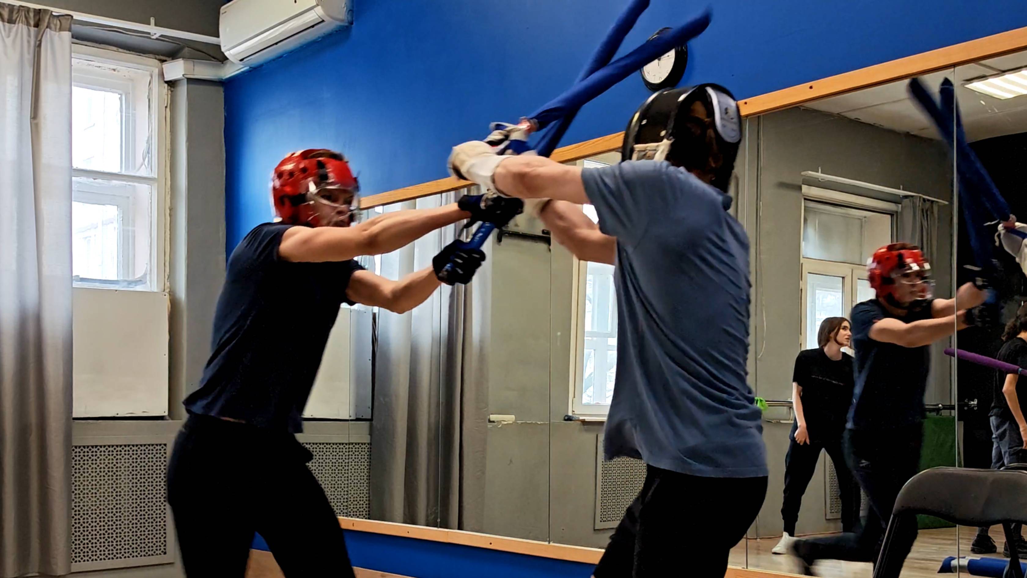 Спарринг на плоских двуручных японских мечах чанбара катана на занятиях кэндзюцу в Katana Club