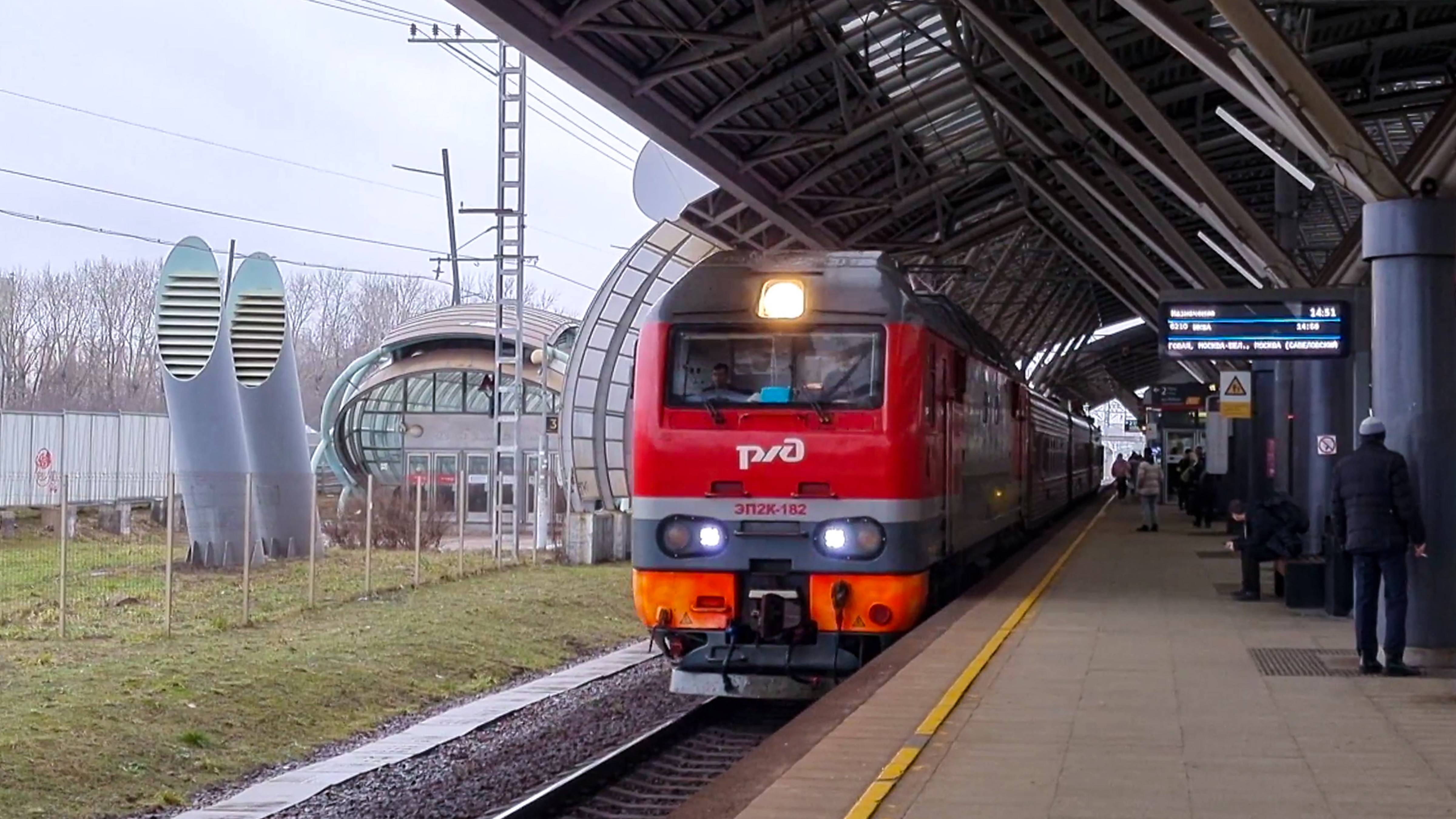 Электровоз ЭП2К-182 с диагностическим комплексом "Интеграл" на о.п. Славянский бульвар (МЦД-1)
