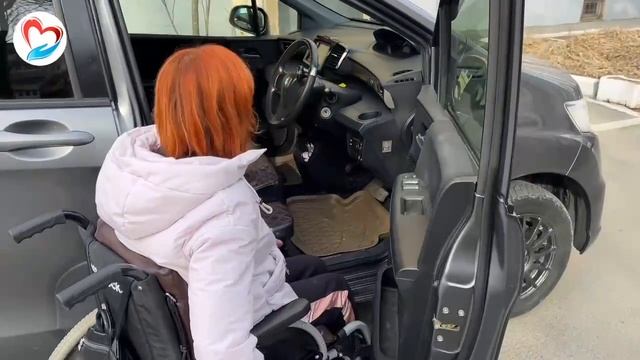 Как человеку на коляске самостоятельно пересесть в автомобиль?