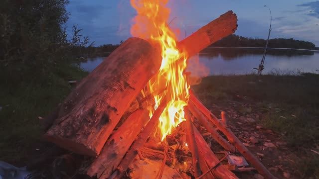 Ночная рыбалка с сыном. Ловим на фидер на Оке. Ночуем в шатре в дождь, Ловим Леща