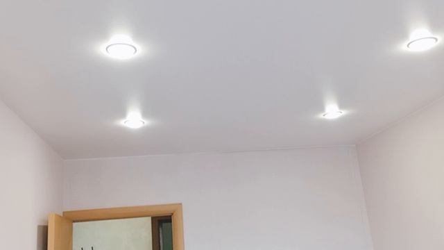 матовый натяжной потолок с нишей