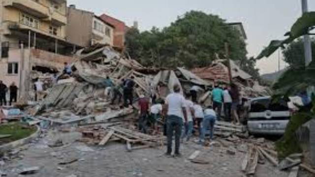 На западе Турции зафиксировано сильное землетрясение, дома разрушены