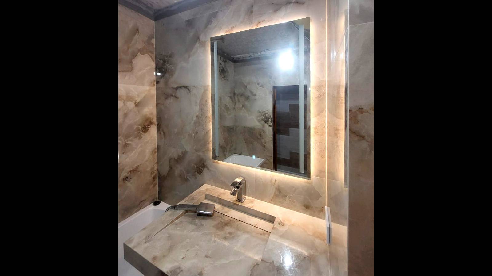 Зеркало парящее с подсветкой