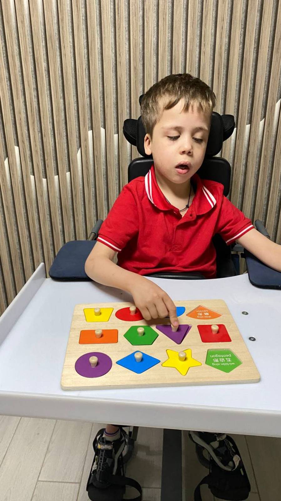 Паша играет, стоя в вертикализаторе