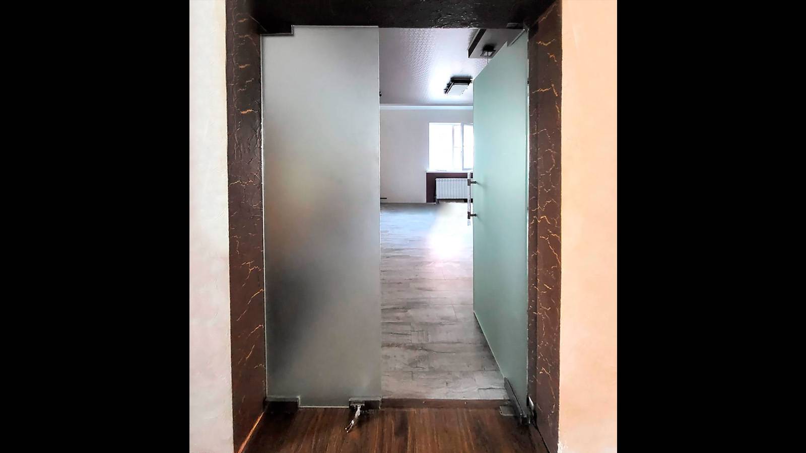 Межкомнатная распашная дверь из матового стекла