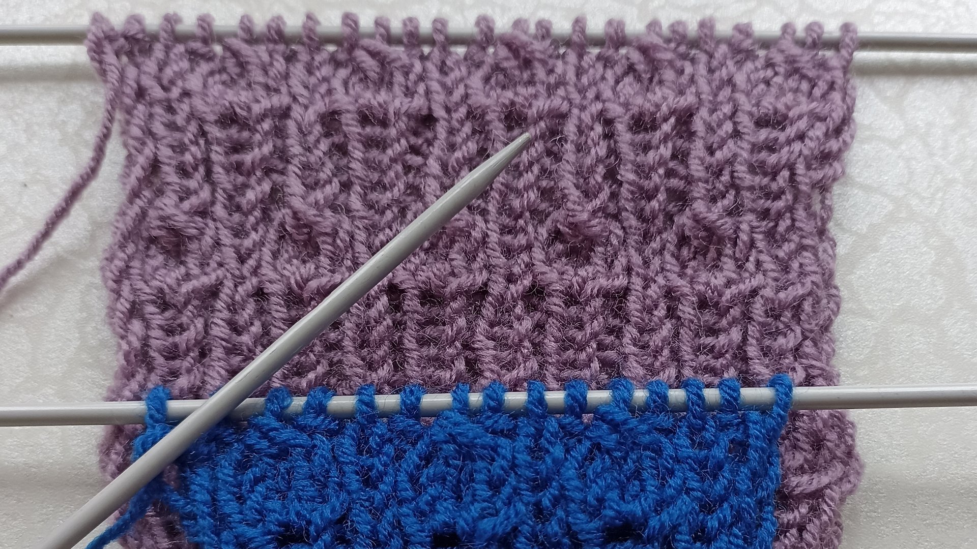 Устали от простой резинки? Давайте украсим.Вяжем спицами.