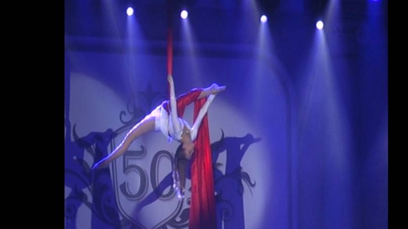 Ученица Полина Заволокина: номер на полотнах "Алые паруса" (светское мероприятие Т/Ц "Европейский")