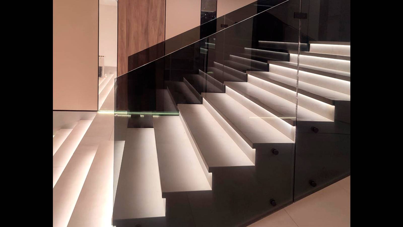 Лестничные перила из темного стекла