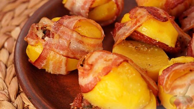 Любимая картошка с мясом по-новому. КАРТОФЕЛЬ В БЕКОНЕ, С ТОМАТАМИ