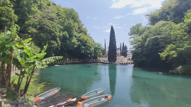 Исток водопада в Новом Афоне в Абхазии.