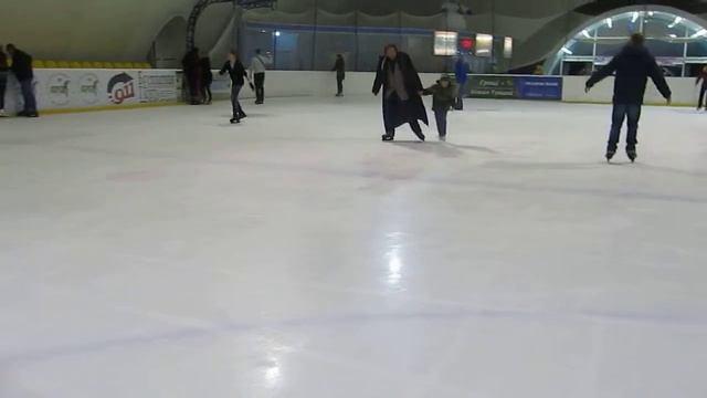 с мелким на катке (2014) (я после 30 летнего перерыва, мелкий первый раз)