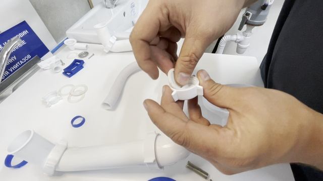 Установка бутылочного сифона К-43592 со смещённым сливом на двойную одноуровневую мойку с переливом