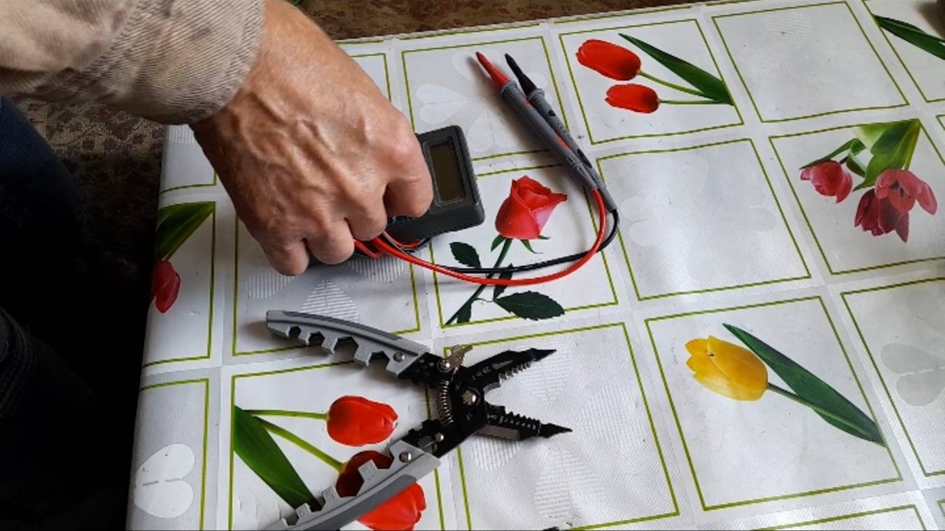 20250811_112534_001 Ремонт электрики в доме соседки. Работает мой муж Николай