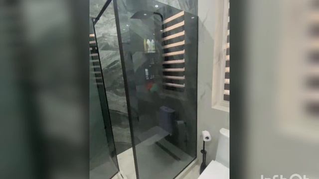 Стеклянная душевая кабина (из темного стекла)