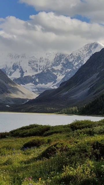 Высокогорное озеро Ак-Кем у подножия Белухи