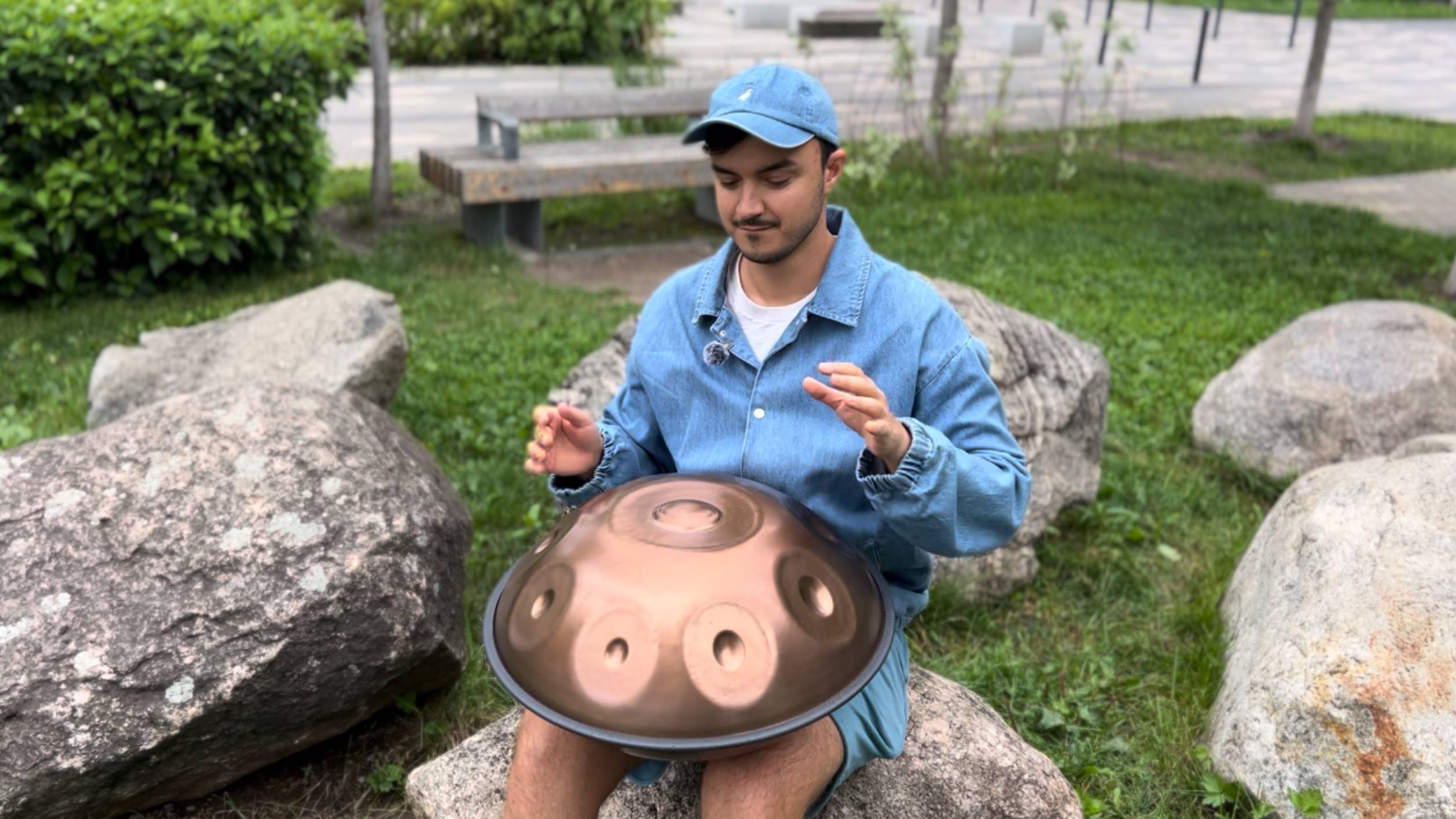 Ханг мини Курд Ре минор, игра на природе