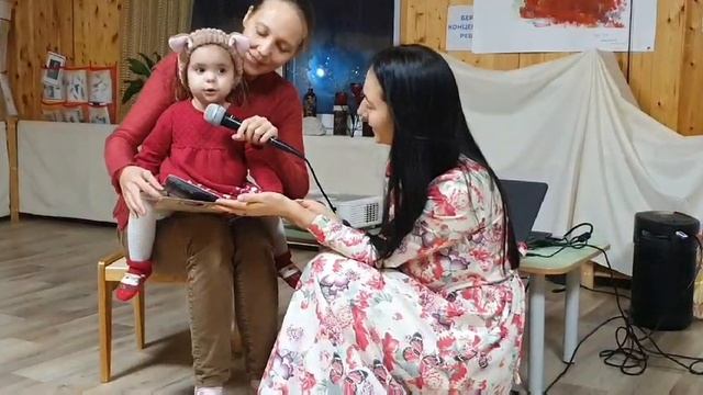 Выступление Элины в садике, читает стих "У Лукоморья" (3 годика)