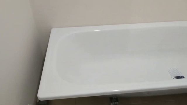 Установка стальной ванны с экраном в санузле. Новостройка от ЛСР.