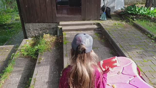 Настя проходит квест на даче и находит секретного Лабубу