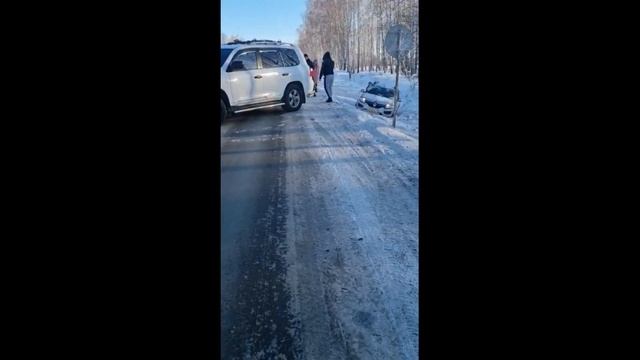 Land cruiser 200 в деле. Не проезжайте мимо, им нужна ваша помощь!