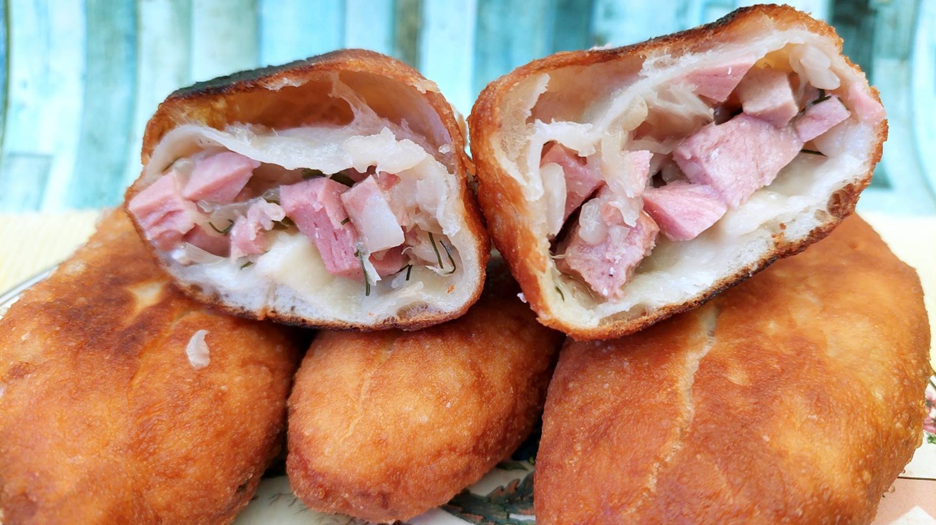 Пирожки капустные с обилием копчёностей. Пирожки из дрожжевого теста на картофельном отваре.