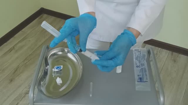 Набор лекарственного препарата из алмпулы в шприц в домашних условиях