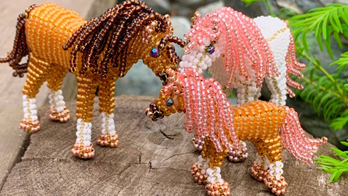 Лошади из бисера / единороги из бисера / как сделать лошадь из бисера / обзор бисерных фигурок /