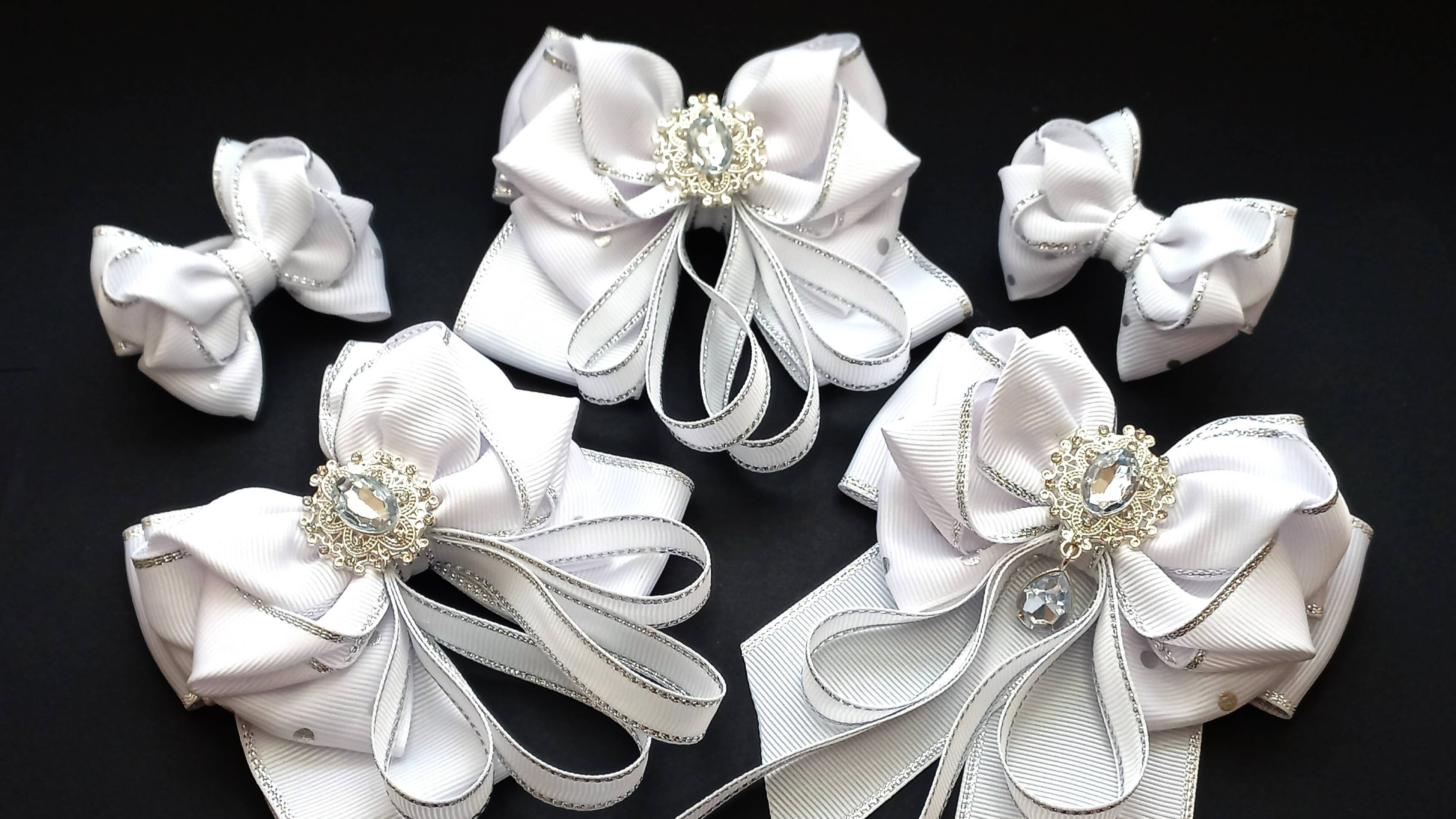 Бело-серебристый набор (видео) банты заколки галстук-брошь школьный (2532)