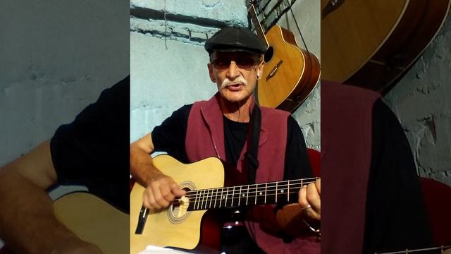 Голуби целуются на крыше.