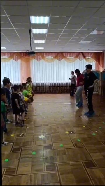 Воспитанники детсада «Забава» сделали утреннюю зарядку с полицейскими