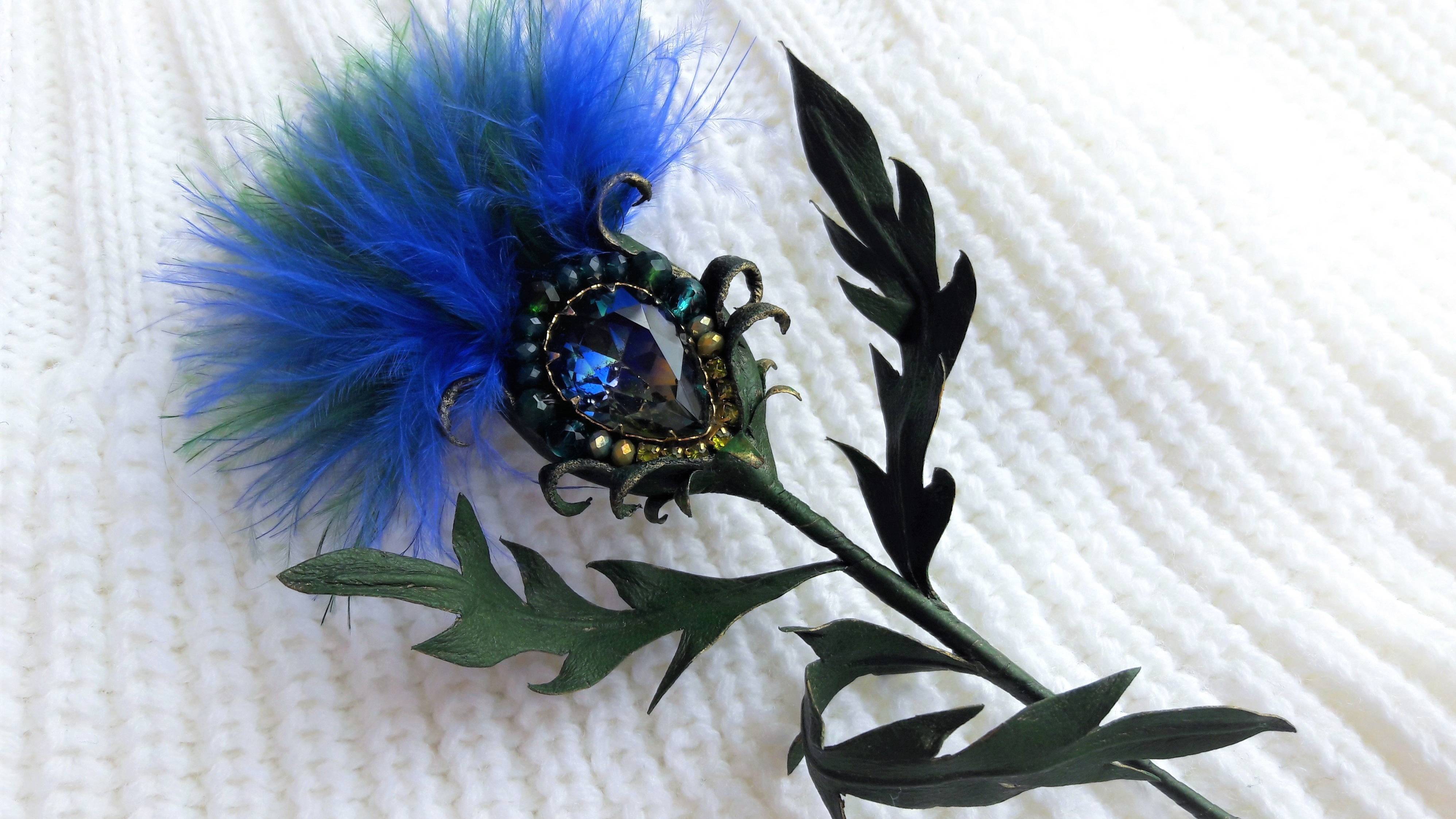 Сине-зелёная кожаная брошь-цветок (видео)с перьями и вышивкой бисером (2125)