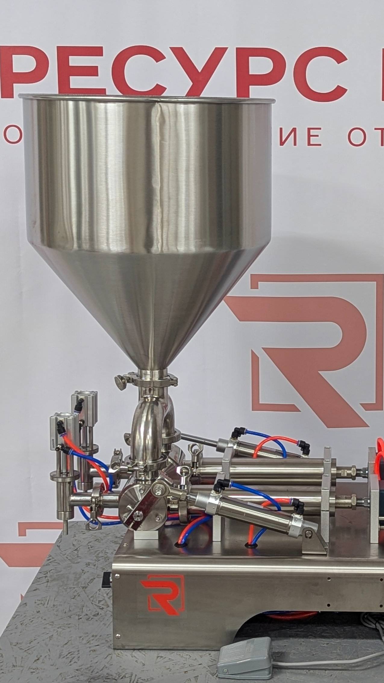 Объемно-поршневой дозатор густых продуктов с бункером на 2 канала.