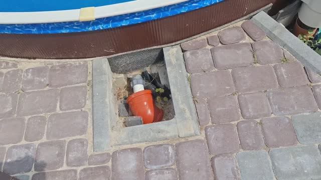 Скрытое подключение шлангов бассейна к песочному фильтру INTEX.