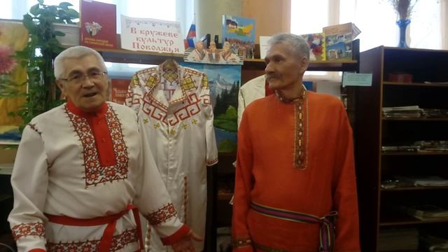 Левуков Владимир Леонтьевич и участник ансамбля Телей о чувашском костюме