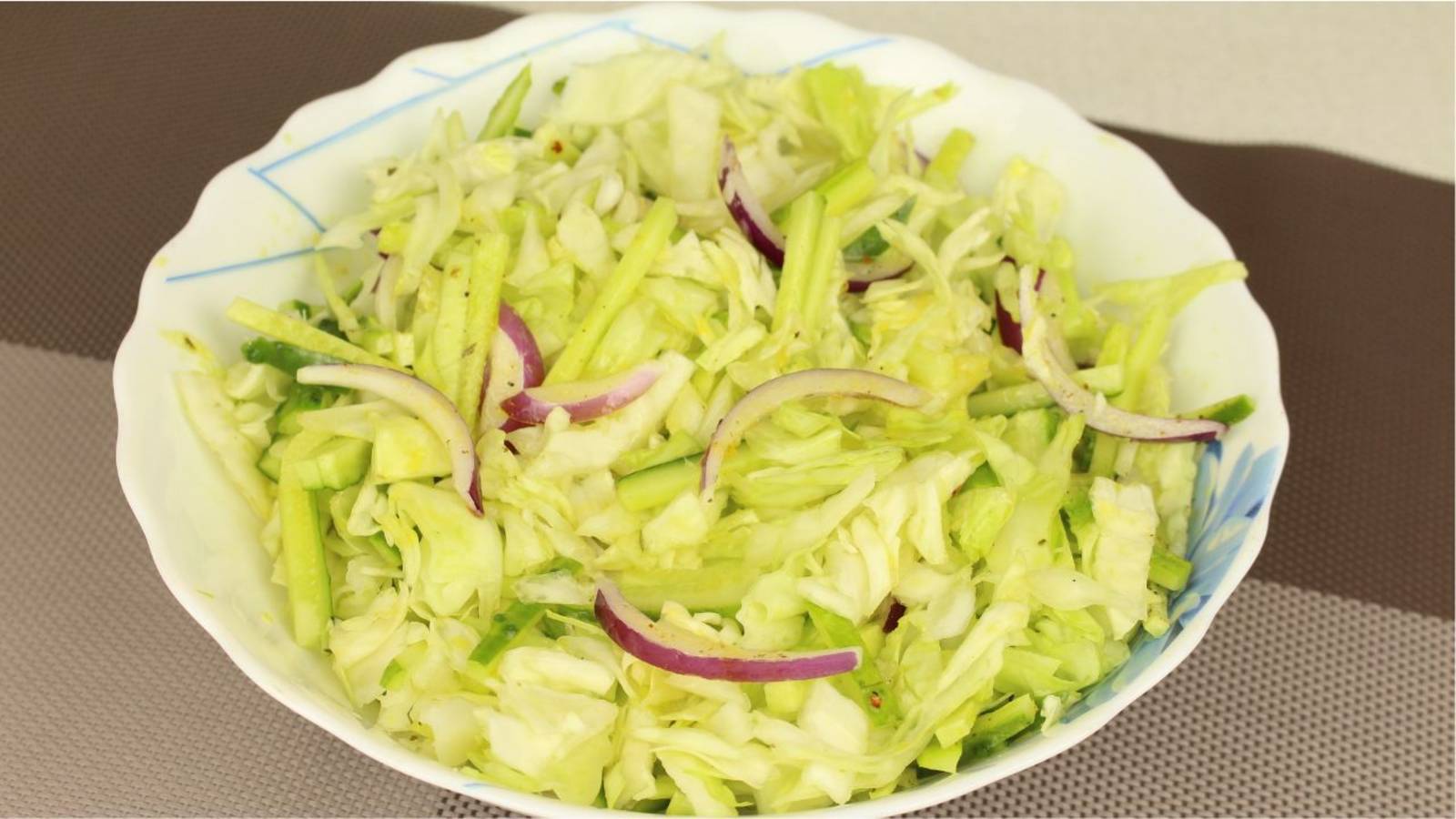 Простой летний салат с молодой капустой. Рецепт салата с капустой и огурцами. Быстрый и полезный сал