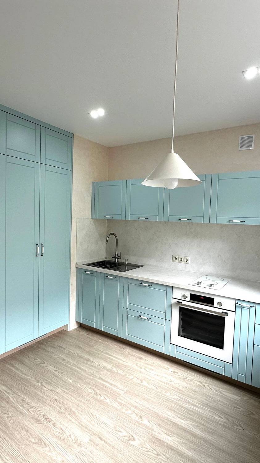 Угловая кухня в классическом стиле Флави, выдержанная в нежно-голубых тонах на заказ в Москве