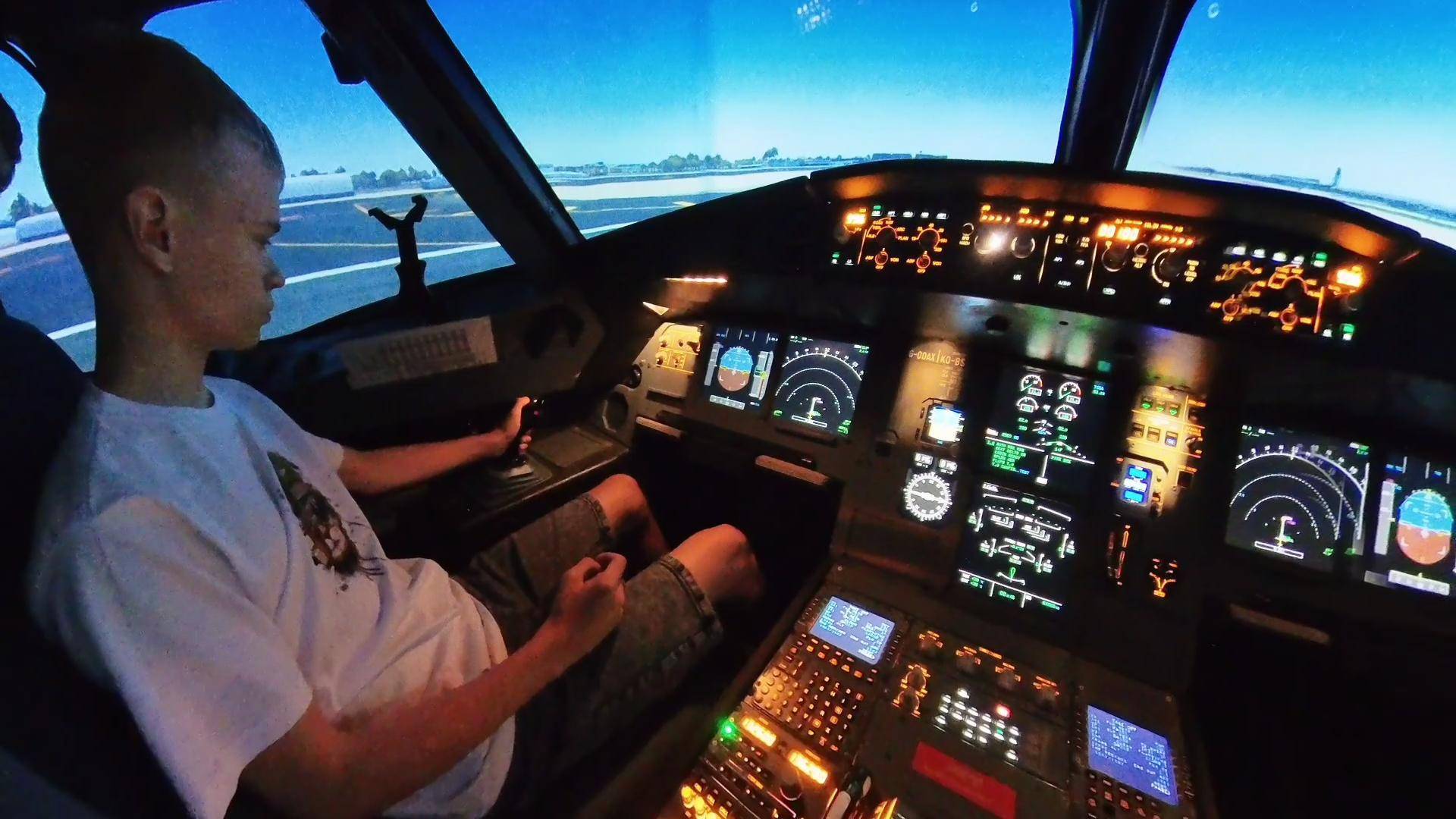 Полёт детей на авиатренажёре Airbus A320: виртуальное путешествие Дубай — Сочи