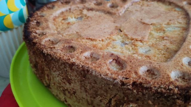 Испекли пирог с яблоками в деревне, уютная деревенская жизнь