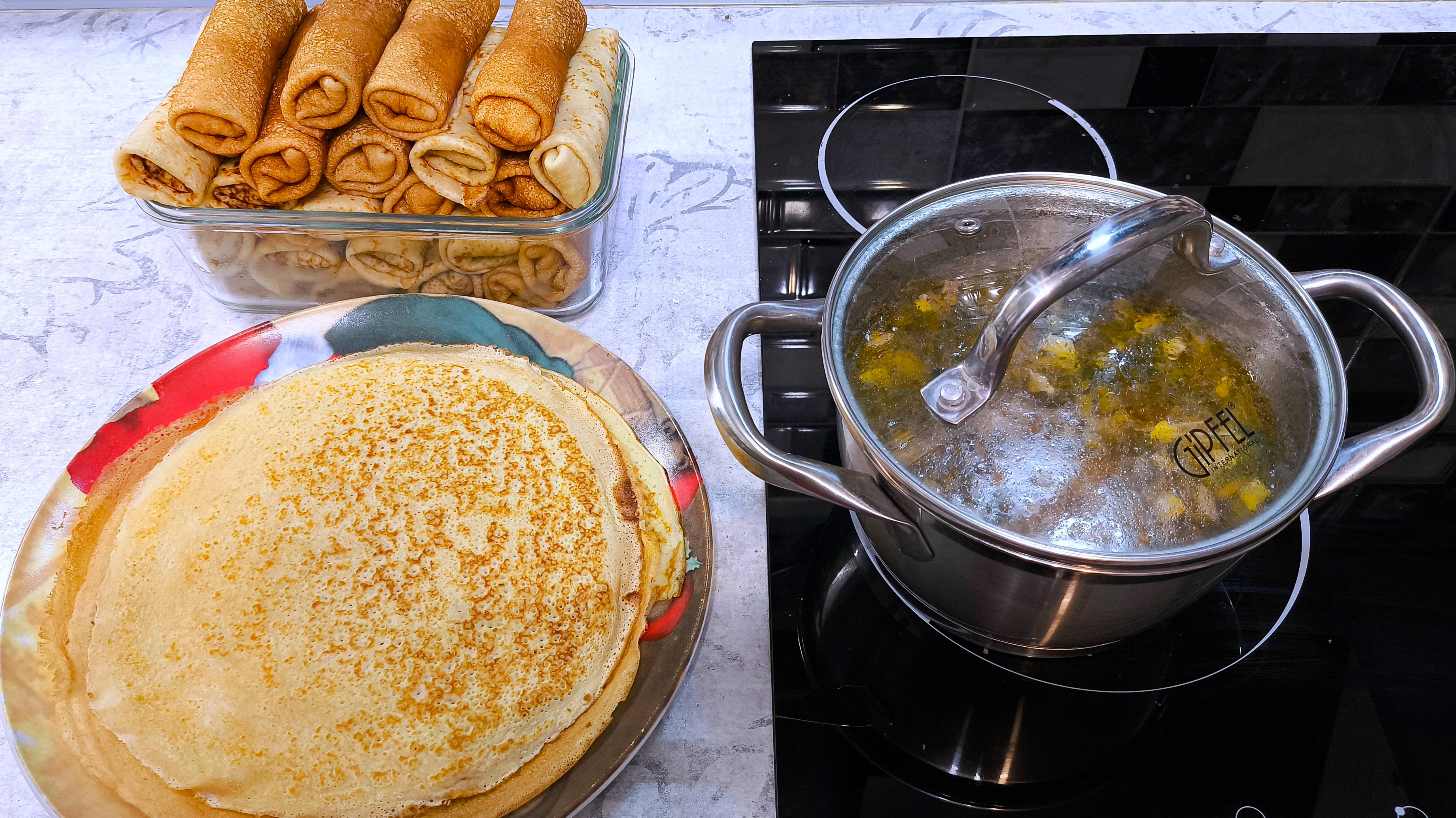 Влог. Днем сплю, ночью готовлю! Блины с квашеной капустой и яйцом. Грибной суп с фрикадельками.